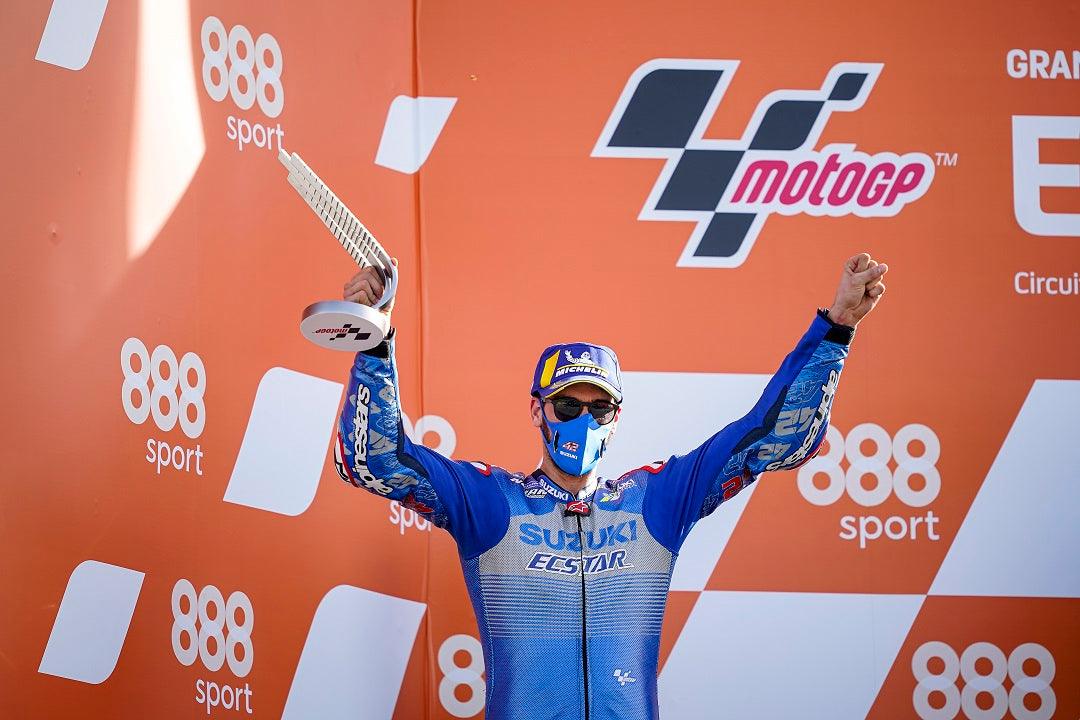 Alex Rins nella lotta per la vittoria della gara MotoGP a Valencia